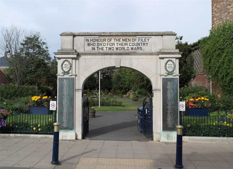 Distant Guns, Filey and the first month of the Great War - Filey